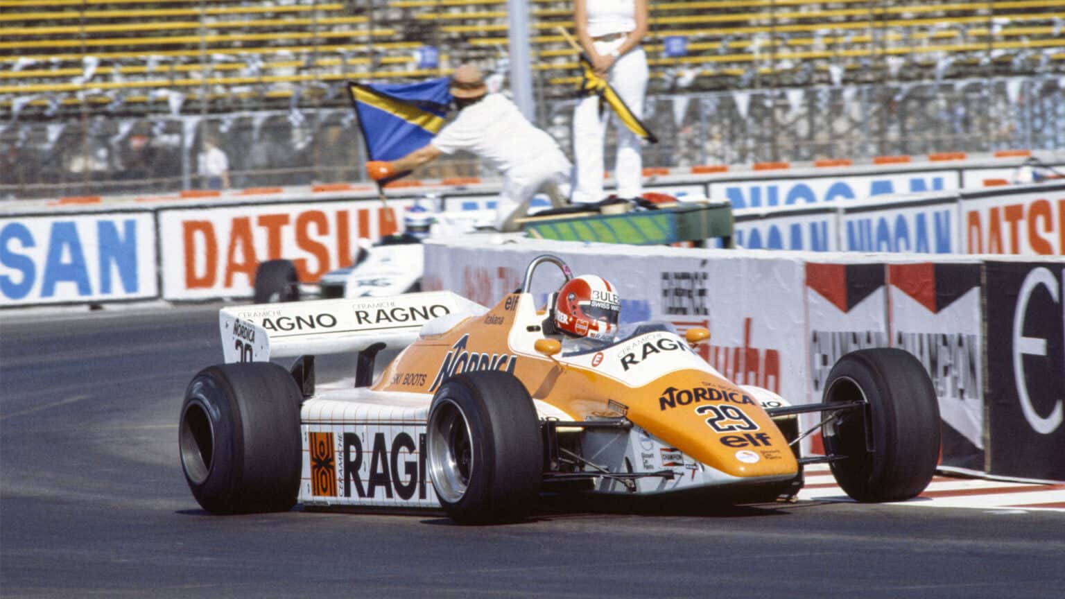 What do the flags represent in sim racing? | Traxion