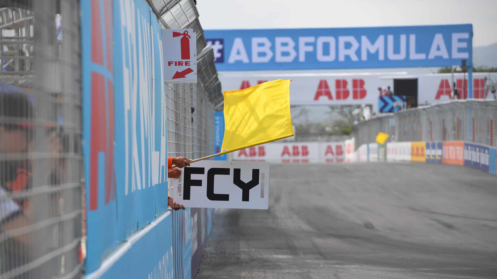 What do the flags represent in sim racing? | Traxion