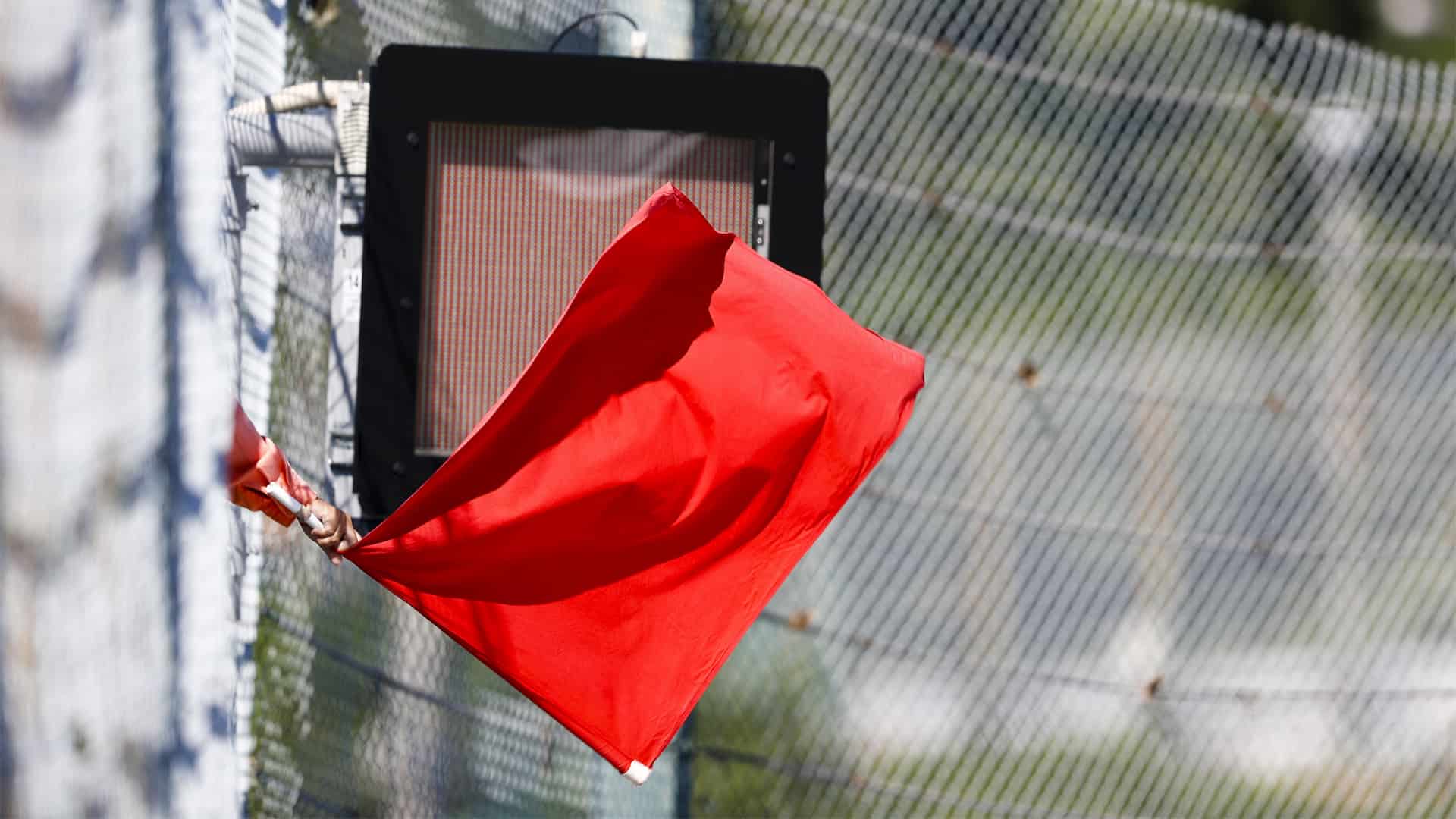 What do the flags represent in sim racing? | Traxion