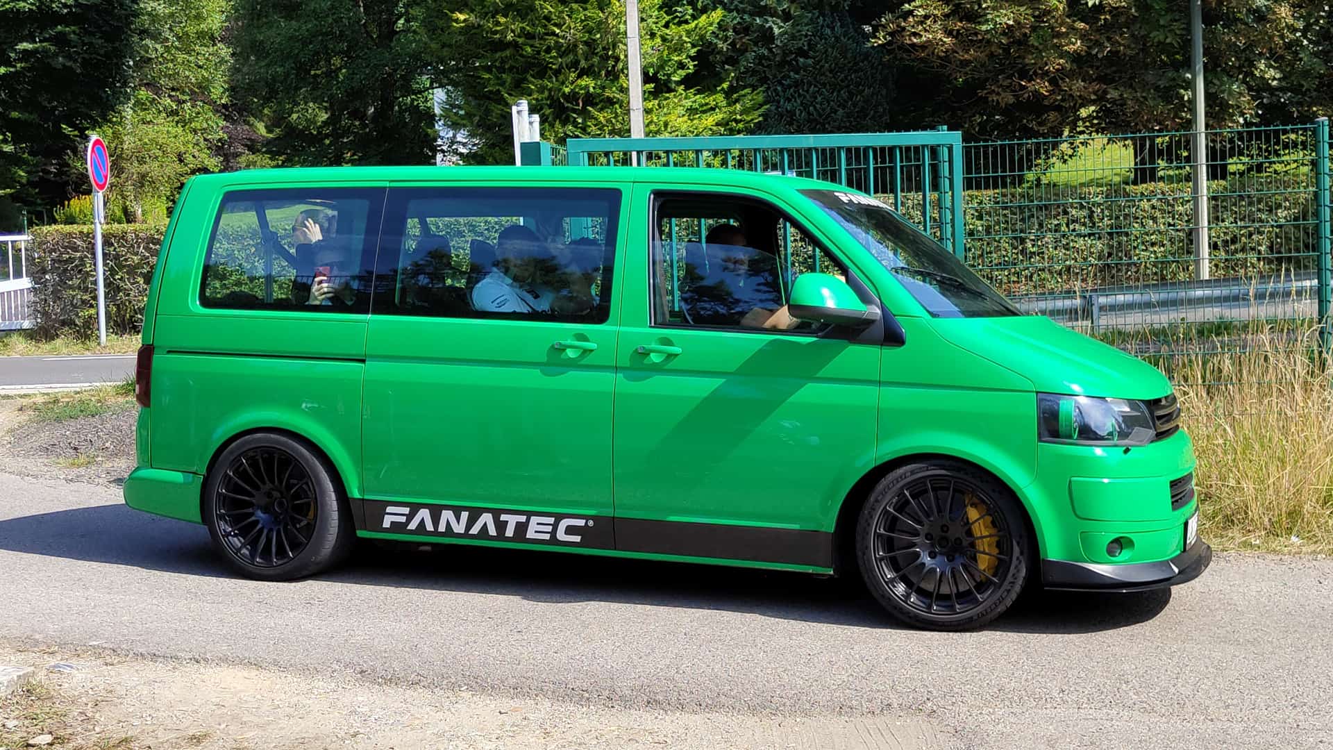 Inside Fanatec’s insane 650bhp Porsche-powered van | Traxion