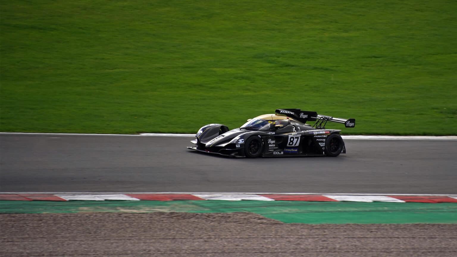 Jimmy Broadbent and Gordie Mutch win inaugural Praga Cup UK title | Traxion